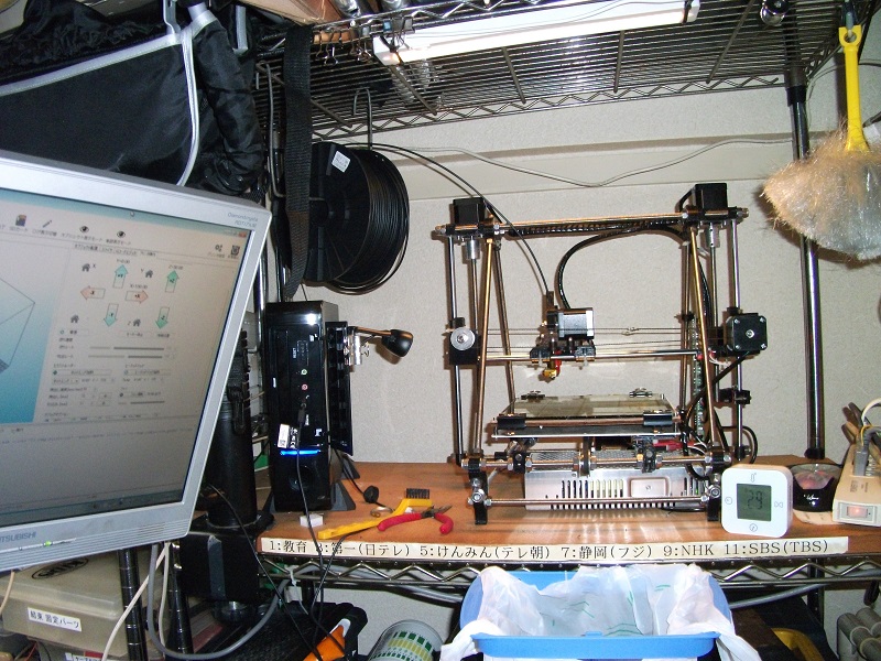 3Dプリンター RepRap Mendel Evolution（その7：設置と利用するのに便利なもの）: across the road